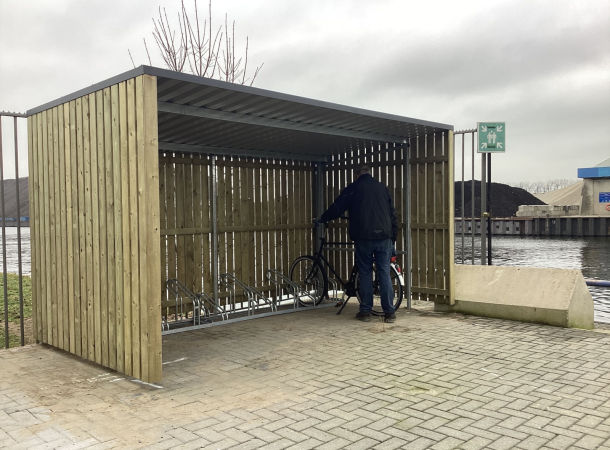 Fietsenstalling met overkapping bij Mid Ocean in Ede - Fietsenstalling ...